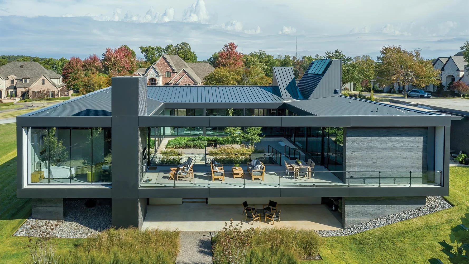 Marlon Blackwell's Bold Residence Provides a Study in Contrast within ...